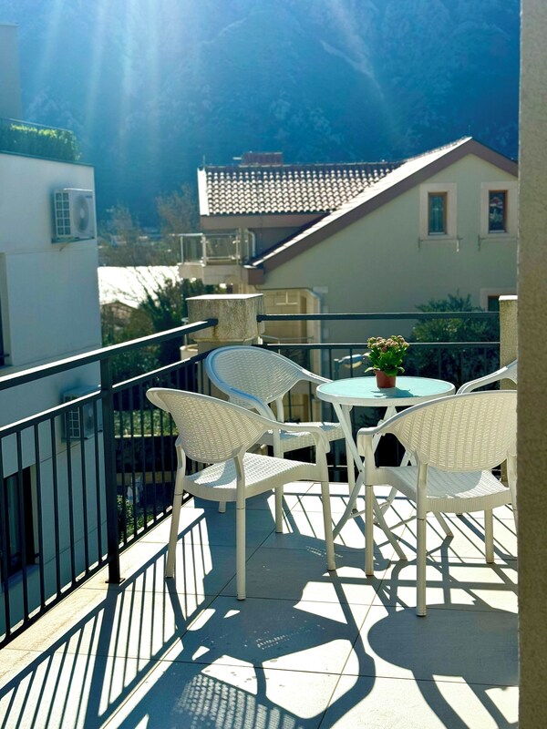 Charming 2-bedroom Apartment With Wifi, Parking And Ac In Delightful Dobrota - Kotor