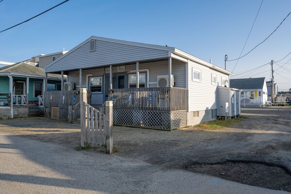 Charming 2-bedroom Getaway A/c, Wifi, Covered Porch Just 3 Minutes To The Beach! - Hampton, NH