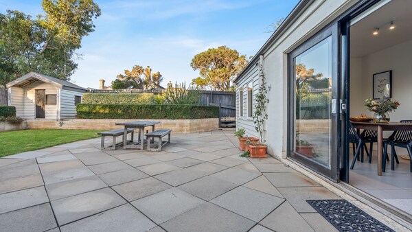 Brambledale - An Enchanting Holiday Rental Nestled In The Heart Of Port Fairy. - Port Fairy