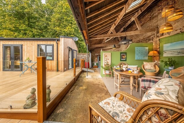 Relax Into This Stunning, Specially Adapted Lodge Set Within The Old Stables On The Owners Farm In - Norfolk