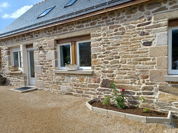 Charming 2-bedroom Apartment, Gardens, Wifi, Ac In Lovely Camors, Brittany. - Baud