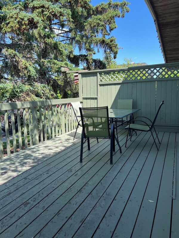 Charming & Spacious 2br Upper Suite | Large Kitchen W/private Entry & Deck - Mount Royal University