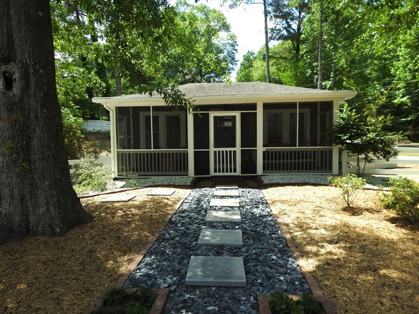 Stylish Retreat W/ Fire Pit & Porch - Alpharetta, GA
