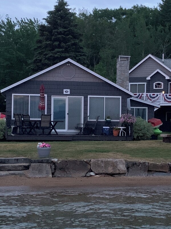 Cozy Waterfront Cottage With Awesome Sunsets & Views Of Lake Winni - ニュー・ハンプシャー州