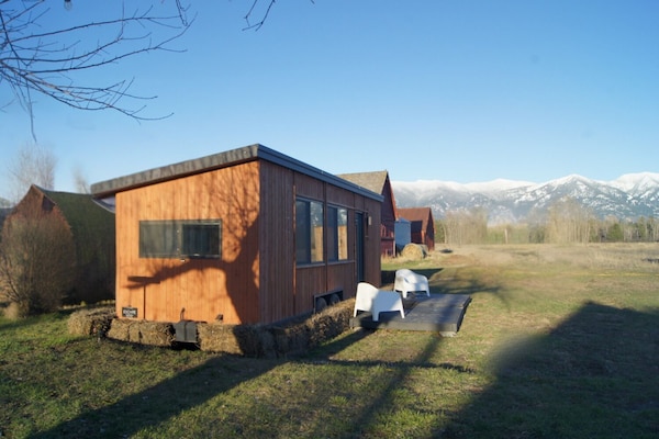 Modern Tiny Home, Near Glacier Park & Airport, 360° Mountain Views, River Access - Columbia Falls, MT