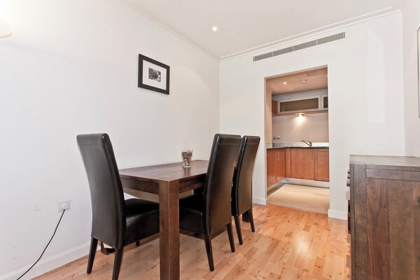 Heart Of Canary Wharf. Stunning Dock Views. Close To All Amenities. - Londres