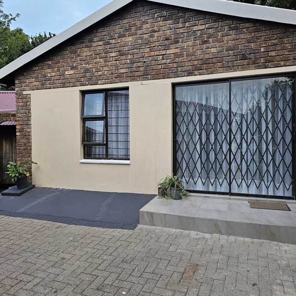 Welcoming Cottage With Wifi  Just Close To Mall Of Africa - Edenvale