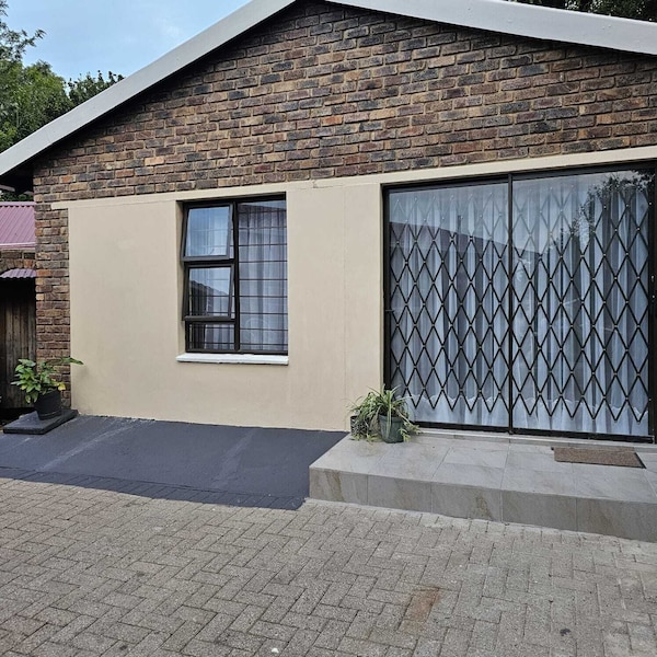 Welcoming Cottage With Wifi Just Close To Mall Of Africa - Edenvale