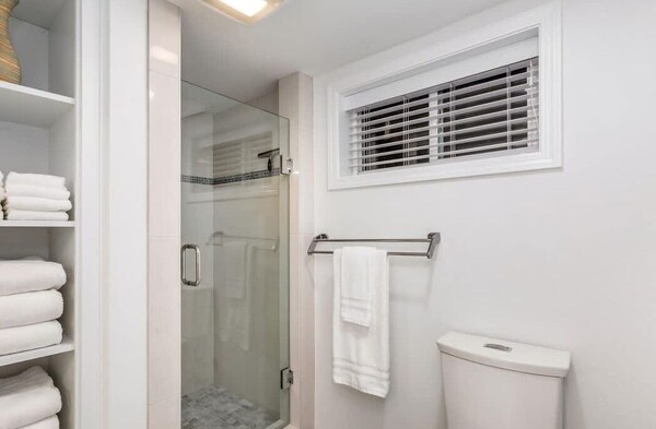 The Fantastic Fargo Flat - Irving Park Oasis - Beaverton, OR