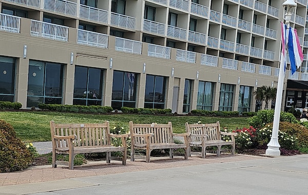2-bedroom Condo One Block From The Oceanfront. - バージニア・ビーチ, VA