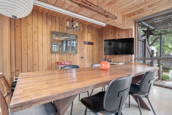 Spacious Bungalow Oasis + Heated Pool + Parking 1 Block From South Congress - Austin, TX