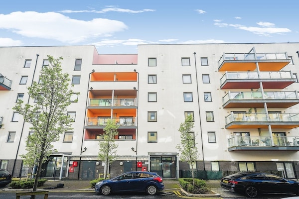 Modern 1-bedroom Apartment In Romford Town With Wifi, Balcony & More - ラムフォード