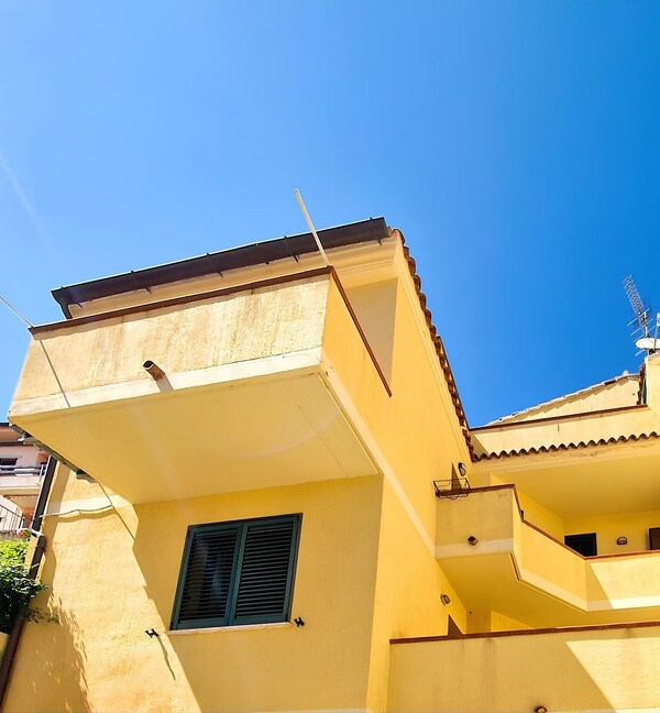Danico Residence: Splendid And Bright Renovated Holiday Home With Parking Space - La Maddalena