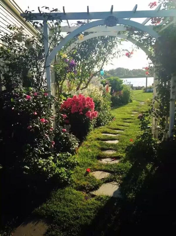 Charming 2-bedroom Cottage In Wonderful East Matunuck State Beach Ri, Waterfront - Rhode Island
