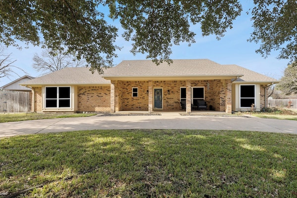 Private 3 Br Unit + Pool - Connected Owner's Unit - Joshua, TX