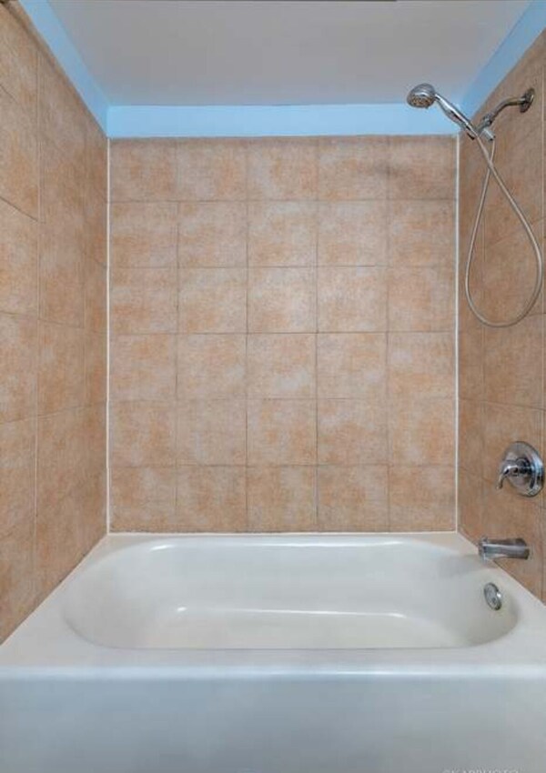 Charming 2-bed Garden Condo In Beautiful Chicago + Wifi, Ac, & Private Parking - Chicago