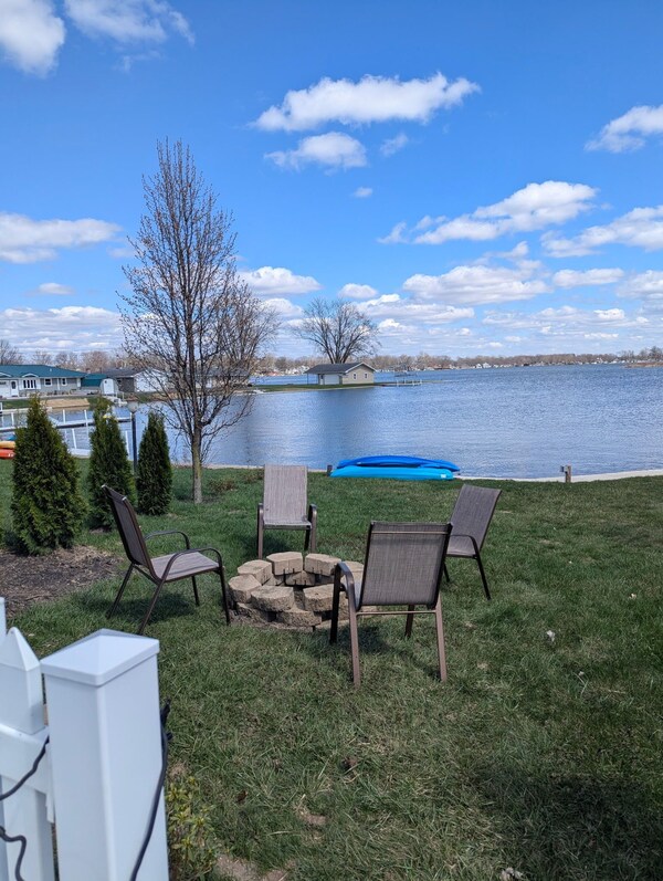 Beautiful Lakefront Home, Pets Welcome, Fully Fenced, Dock, Kayaks, Fishing!! - Carr lake, Claypool