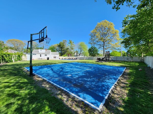 Spectacular 4 Bedroom House In Hyannis, Heated Pool, Playground&basketball Court - Barnstable, MA