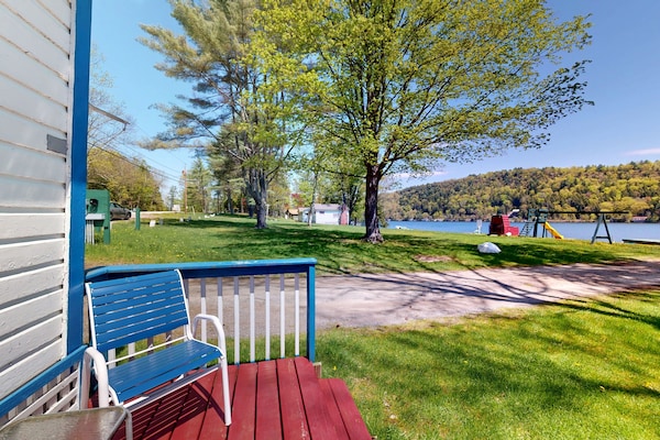 Cozy Cottage W/ Waterfront, Beach, Dock, Lake Views, Playground, Kayaks, And A/c - バーモント州