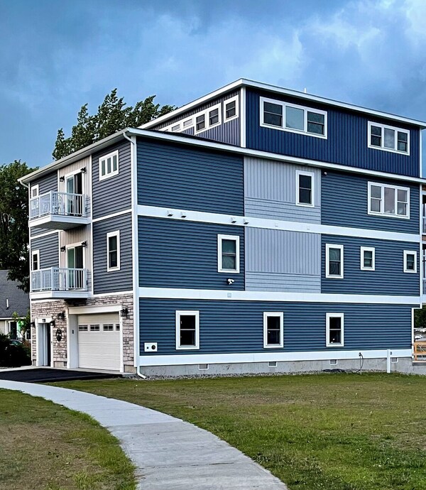 Stunning 3-story Lakehouse In Sylvan Beach, Sleeps 8, Wifi & Walk To The Beach! - Sylvan Beach, NY