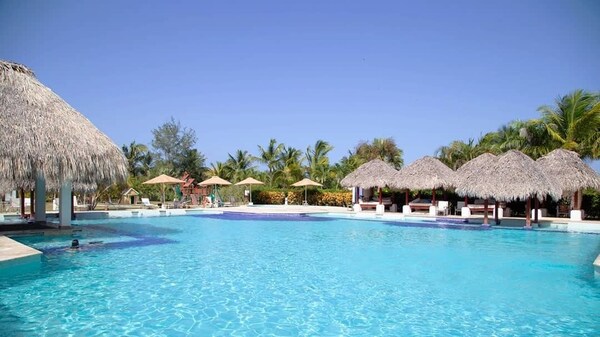 Vacation Villa In Punta Cana With A Gold Course, Pool And Private Beach Access - Punta Cana