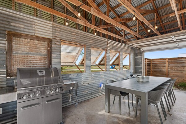 Wine Trail Retreat For 18, Party Barn, Hot Tub - Fredericksburg, TX
