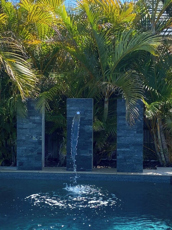 Luxury Canal Home With Pontoon And Pool. Direct Access To Pumicestone Passage. - Sandstone Point