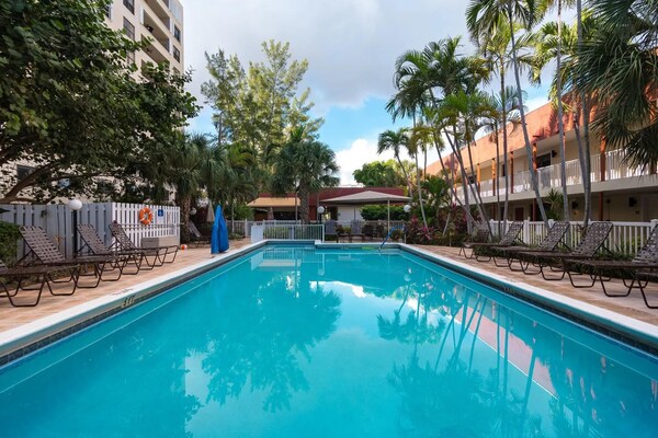 1br Pool-view Condo Near The Beach W/ Resort Pools - Pompano Beach, FL