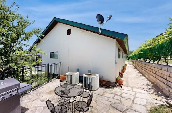 Vineyard Haus (Both Sides Of A Duplex) W/boat Dock On Lake Travis - Lakeway, TX