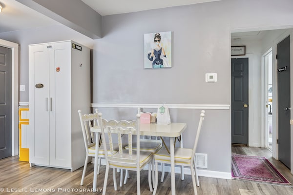 Gorgeous Cottage In Westmont, With Massive Fenced Garden Pet Friendly, Sleeps 5. - Illinois