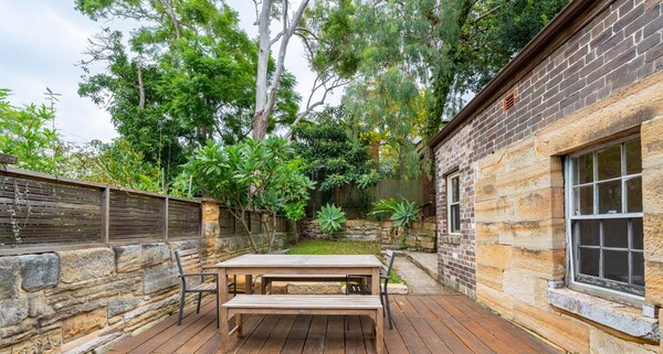 Kozyguru | Balmain | Charming 3 Room Cottage - Camperdown
