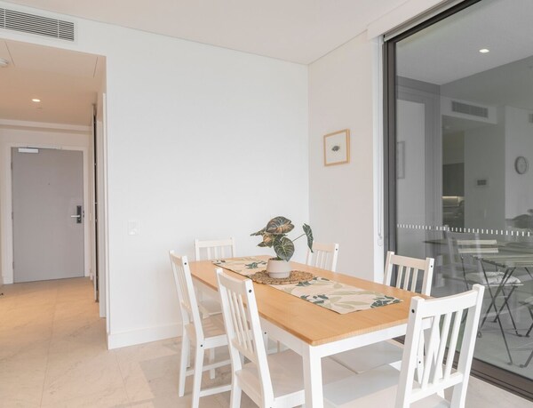 Kozyguru | Rhodes | Modern 2bed Apt Parkingand Views - Auburn