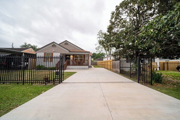 3br Gated Home: Near Nrg, Downtown, Rice, Med Center!! - South Houston, TX