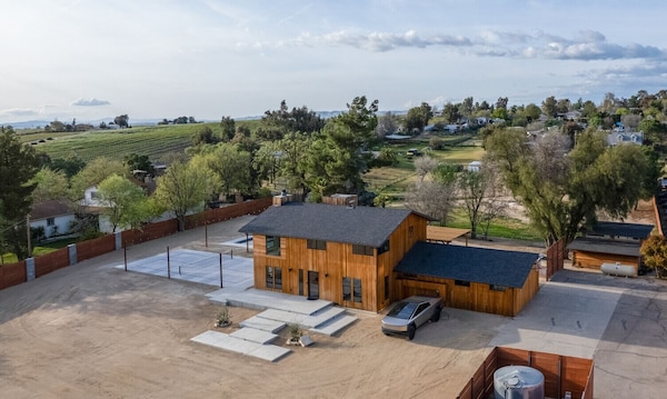 Cedar House | Pickleball, Saltwater Pool, Sauna - Paso Robles, CA