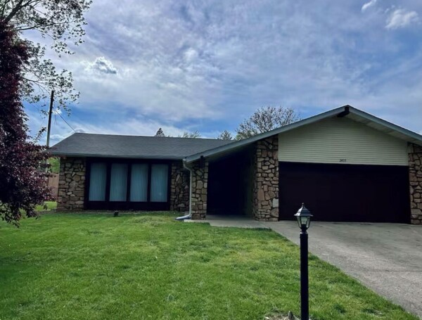 Mid-century Modern Charming 3-bedroom House In Private, Peaceful Neighborhood. - Muncie, IN