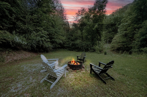 Natures Nest Hot Tub Fire Pit Deck Views Near Old Mans Cave - Logan, OH