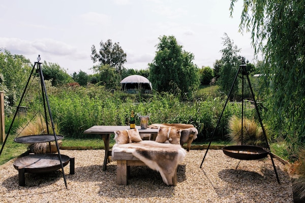 Bonnie's Shepherd's Hut - Sleeps 2 & Hot Tub - Leicestershire
