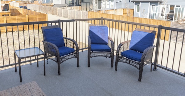 5 Min To Ymca 1195 Square Foot West Side Full Upper Legal Suite W Full Kitchen - Lethbridge