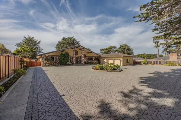 Spacious 4300 Sq Ft Bay Escape  On Golf Course & Near To Beach And Trials - Half Moon Bay, CA