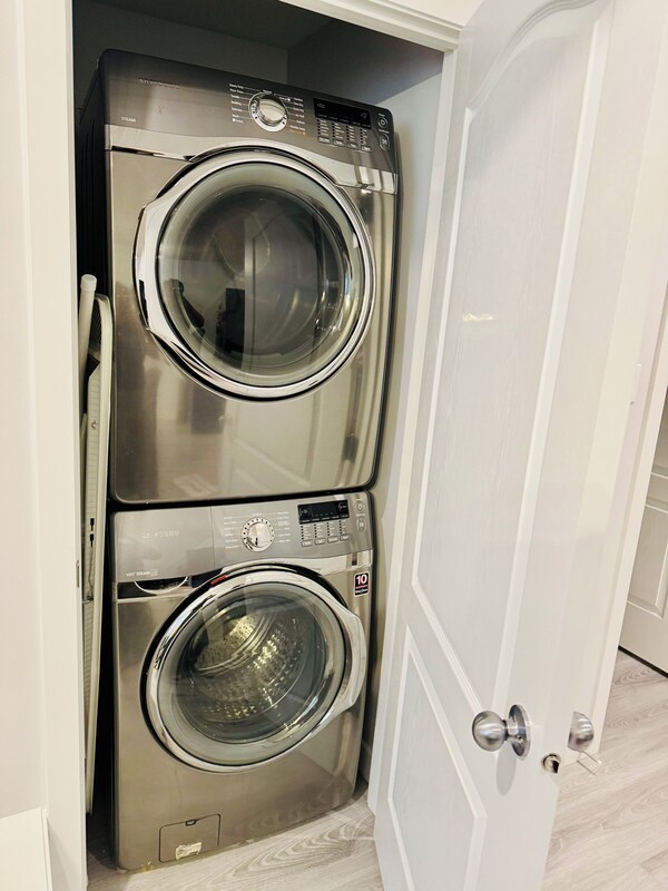 2-bedroom Apartment In Wonderful Sw Edmonton With Wifi, Fitness Equipment. - Edmonton