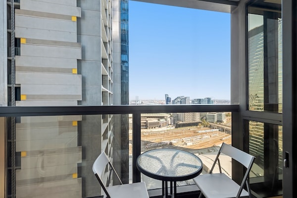 Melbourne Cbd 2bed With Gym, Sauna & Pool Access - Kensington