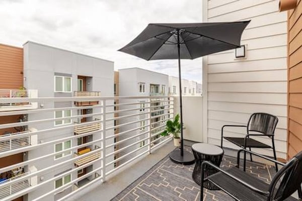 Modern Luxury Mid-rise In The Heart Of The City - Sacramento, CA