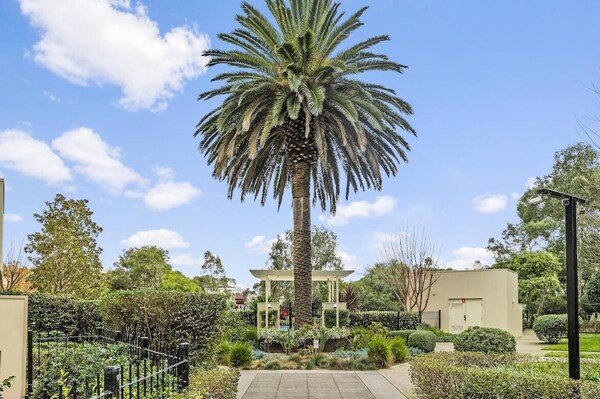 Staycentral - The Park@port Melbourne - Pickles St, Port Melbourne - 2 Bedrooms, 2 Beds, 1 Bathroom And 1 Secure Park + Additional Parking - Williamstown