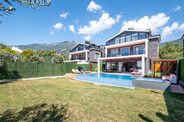 Luxury Villa In Fethiye Region, 5 Minutes Away From öLüdeniz Beach - Faralya