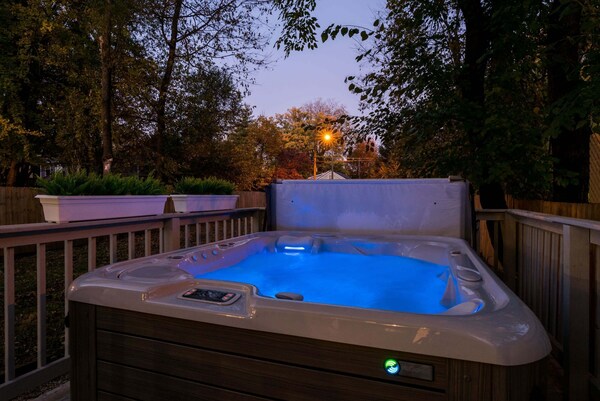 Southern Gentleman- Quaint, Hot Tub - Walkable! - Sapporo