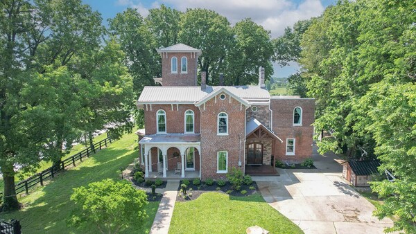 Historic 1850 Towering Italianate Villa, Hobby Horse Farm - Lexington, KY