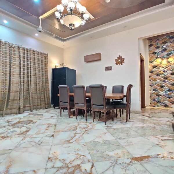 Spacious 5-bedroom Bungalow In Fabulous Karachi With Ac, Wifi - Karachi