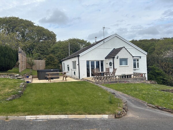 Raphael House - Welsh Sea View Cottage With Jacuzzi - Burry Port