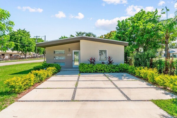 Beautiful Home Close To Beach And Atlantic Ave. Sleeps 10, Jacuzzi, Plunge Pool! - Delray Beach, FL