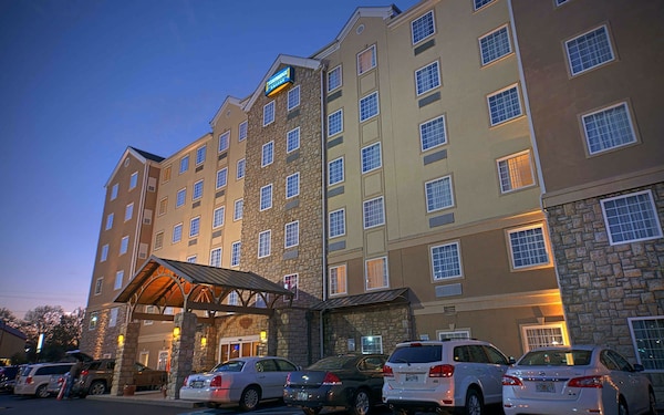 Equipped Suite Near Hamilton Place Mall | Indoor Pool + Gym Access - Chattanooga, TN